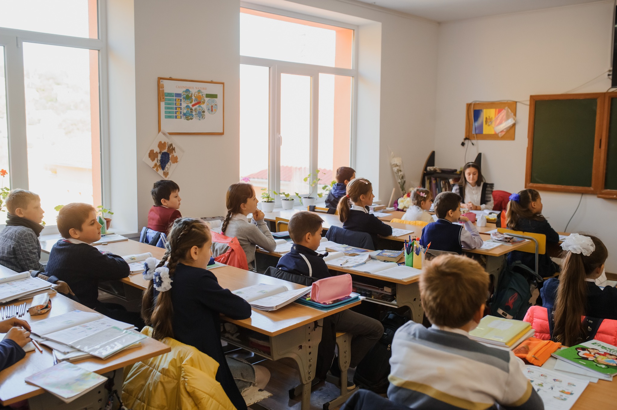 Condiții bune pe bani americani pentru 1.000 de copii din opt școli și ...