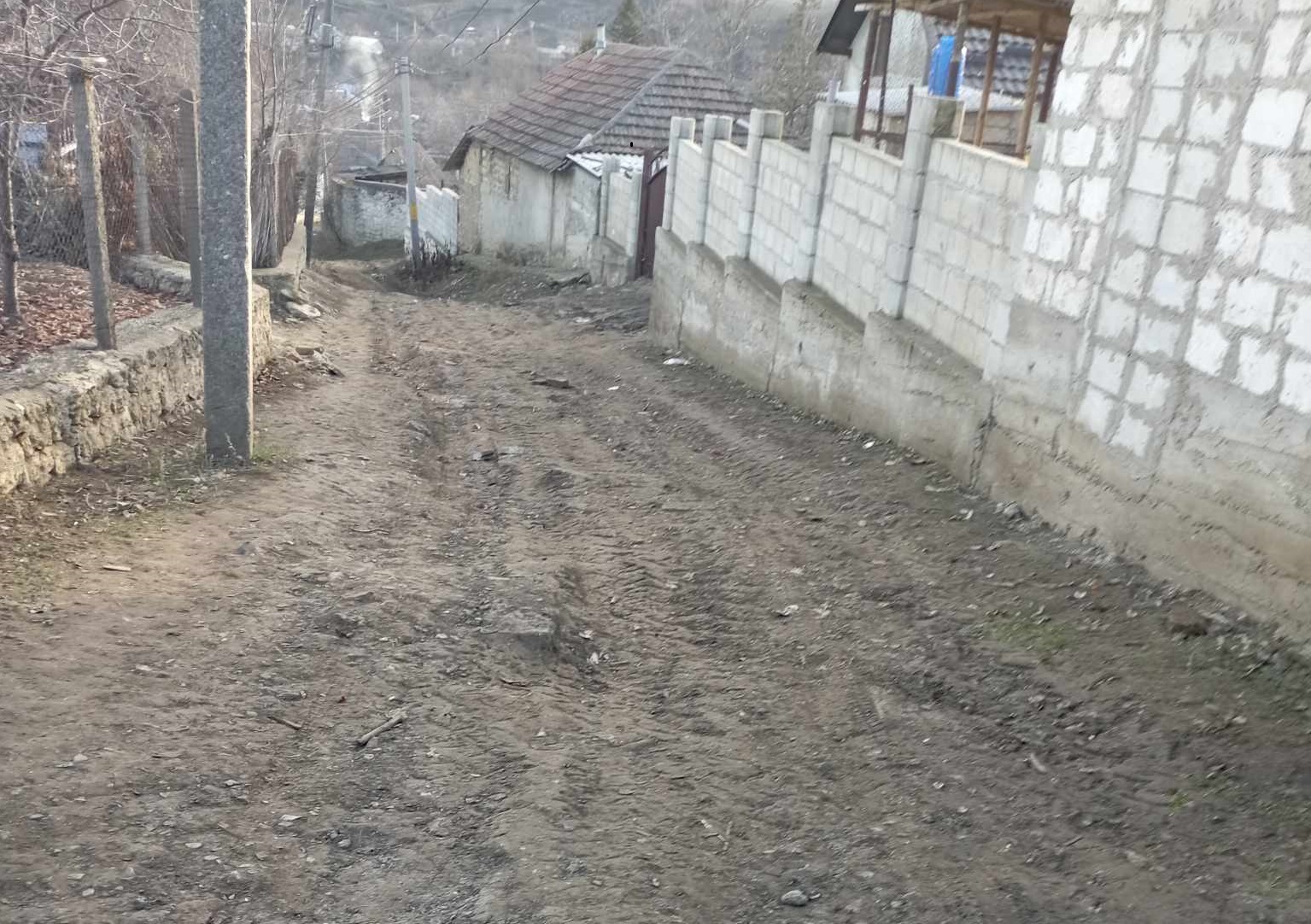 Drumul din centrul satului Izbiște raionul Criuleni, o problemă de ...